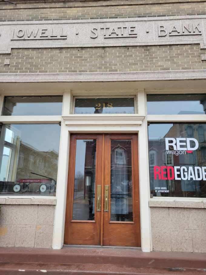 Solve Lowell State Bank jigsaw puzzle online with 24 pieces