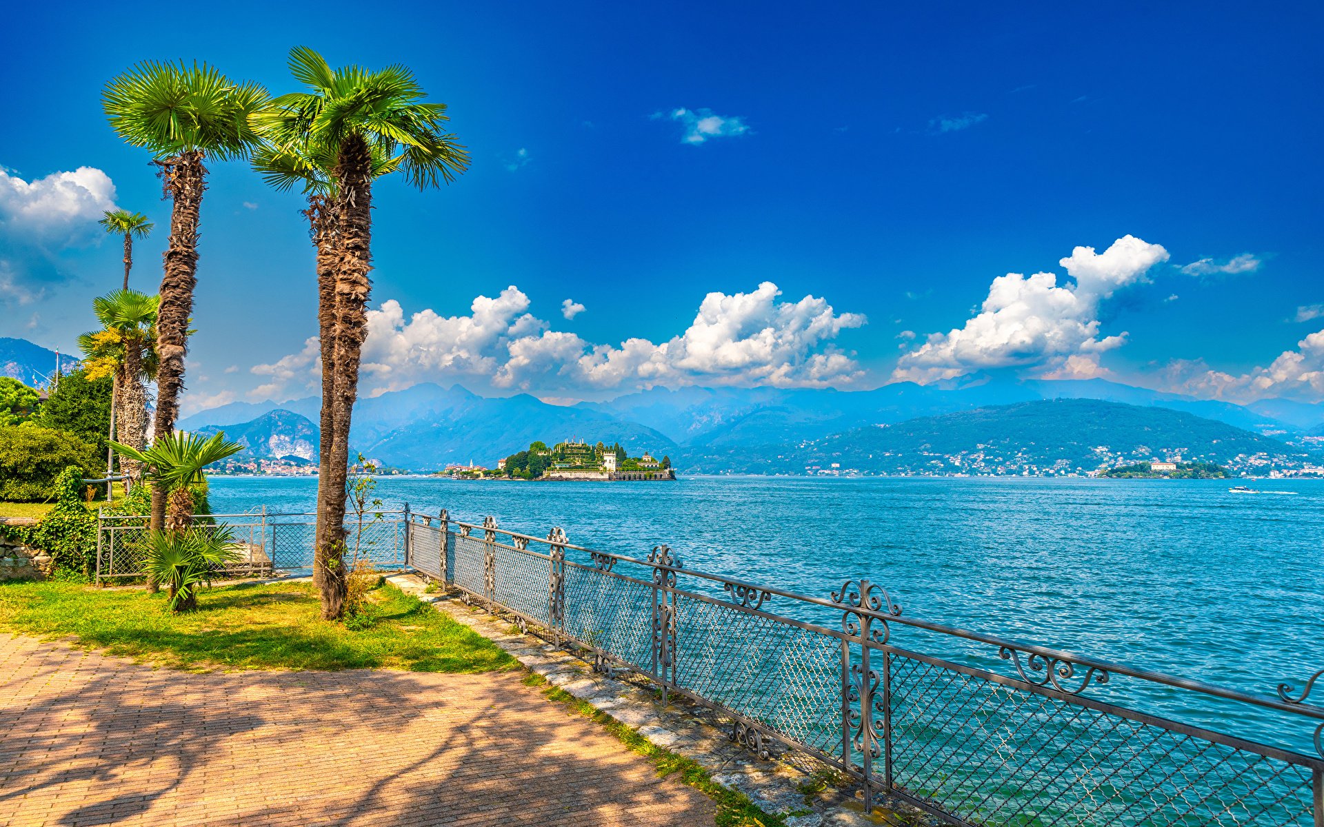 Solve Italy_Lago_Maggiore_Stresa jigsaw puzzle online with 160 pieces