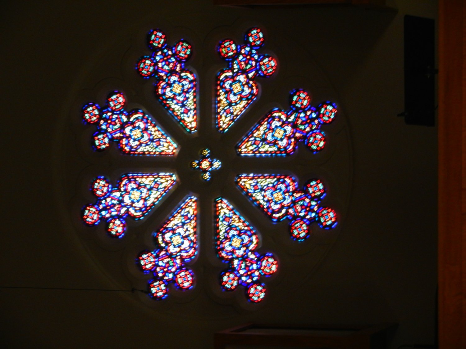 Solve Stained glass window jigsaw puzzle online with 12 pieces