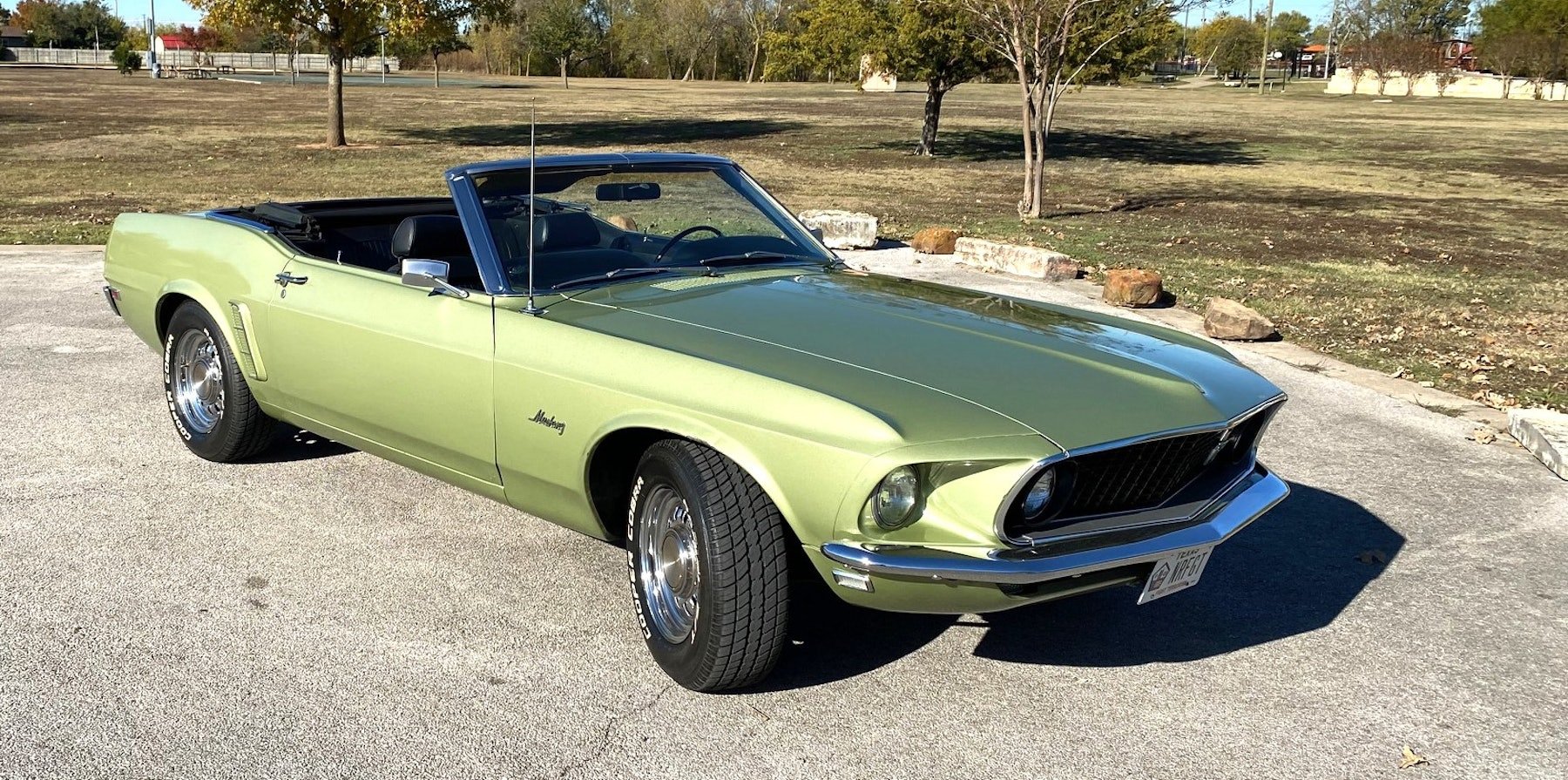 Solve 1969 Ford Mustang Convertible jigsaw puzzle online with 98 pieces