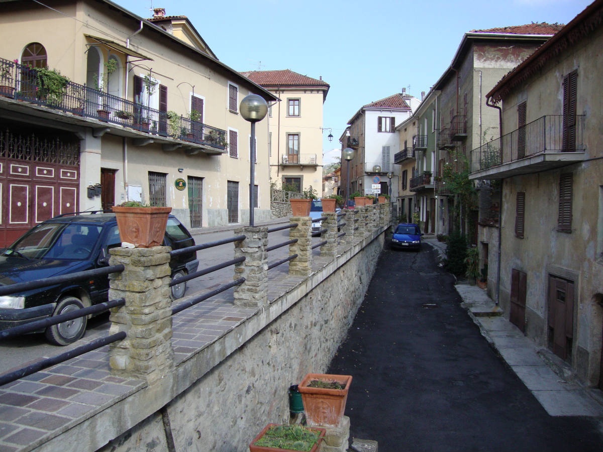 Solve DSC00188 Spigno Monferrato, Italy jigsaw puzzle online with 63 pieces