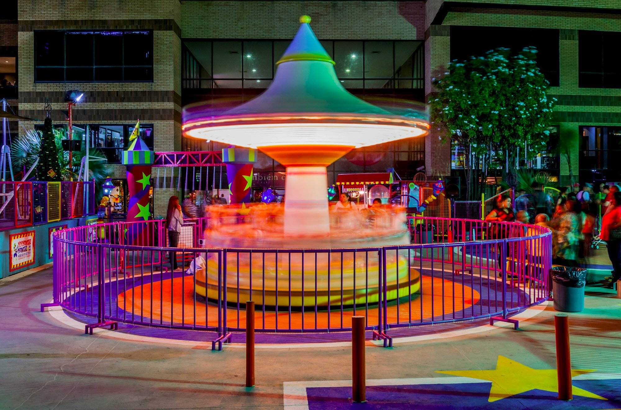 Solve p-Circus_Motion_blur jigsaw puzzle online with 198 pieces