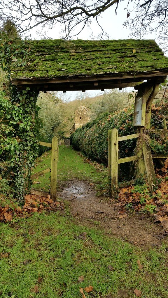 Solve Roof covered gateway jigsaw puzzle online with 40 pieces