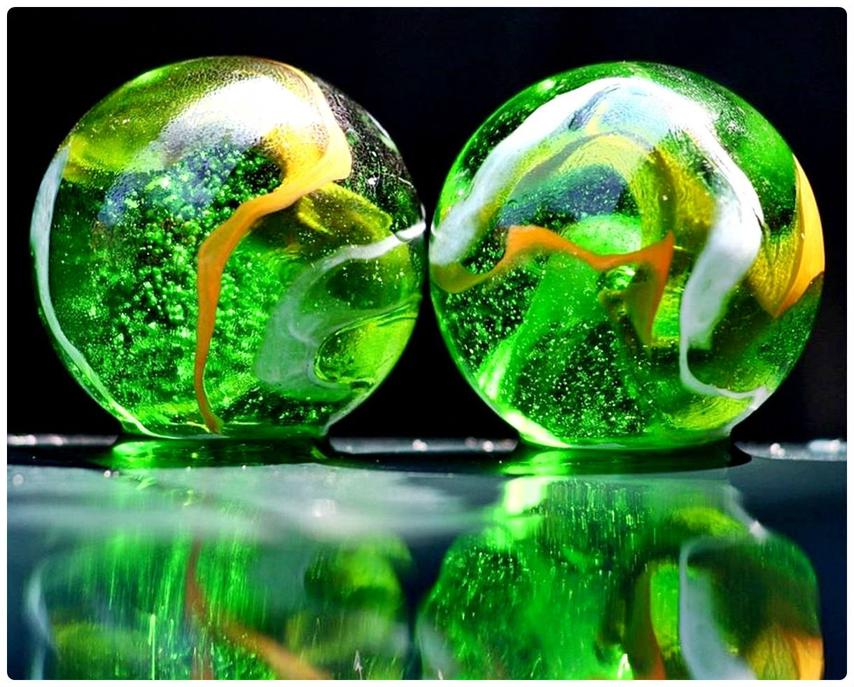 Solve 2 Marbles jigsaw puzzle online with 285 pieces