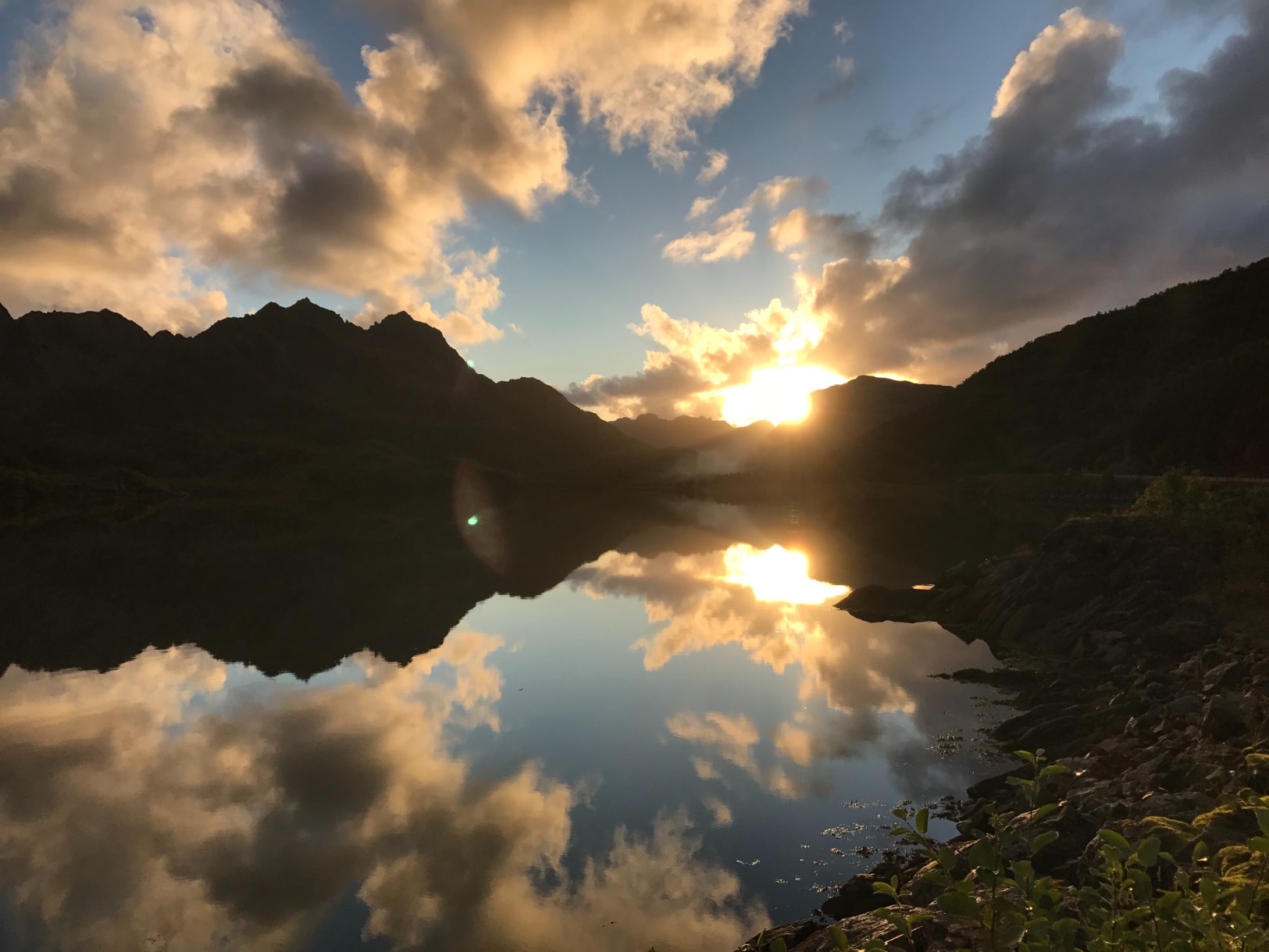 Solve The midnight sun jigsaw puzzle online with 130 pieces