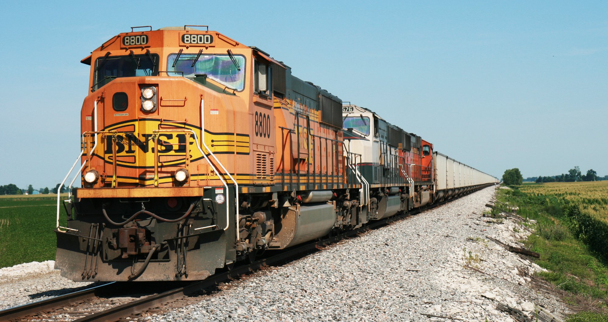 Solve The BNSF 8800 jigsaw puzzle online with 98 pieces