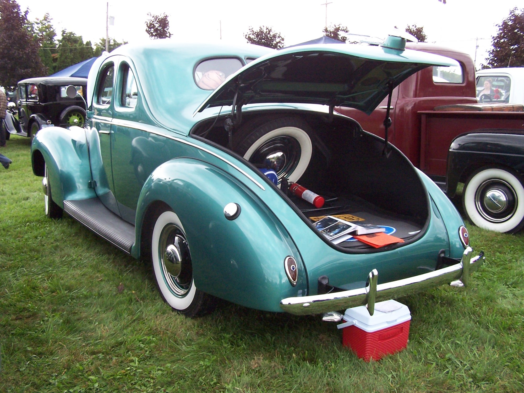 Solve 1939 Ford Rear jigsaw puzzle online with 99 pieces