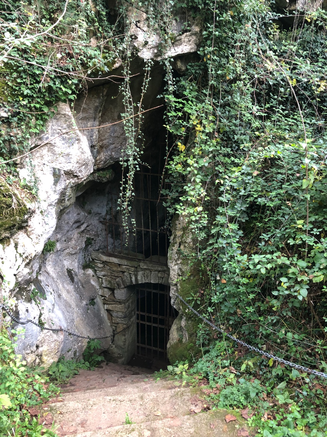 Solve The entrance to the underground cave jigsaw puzzle online with 35 ...