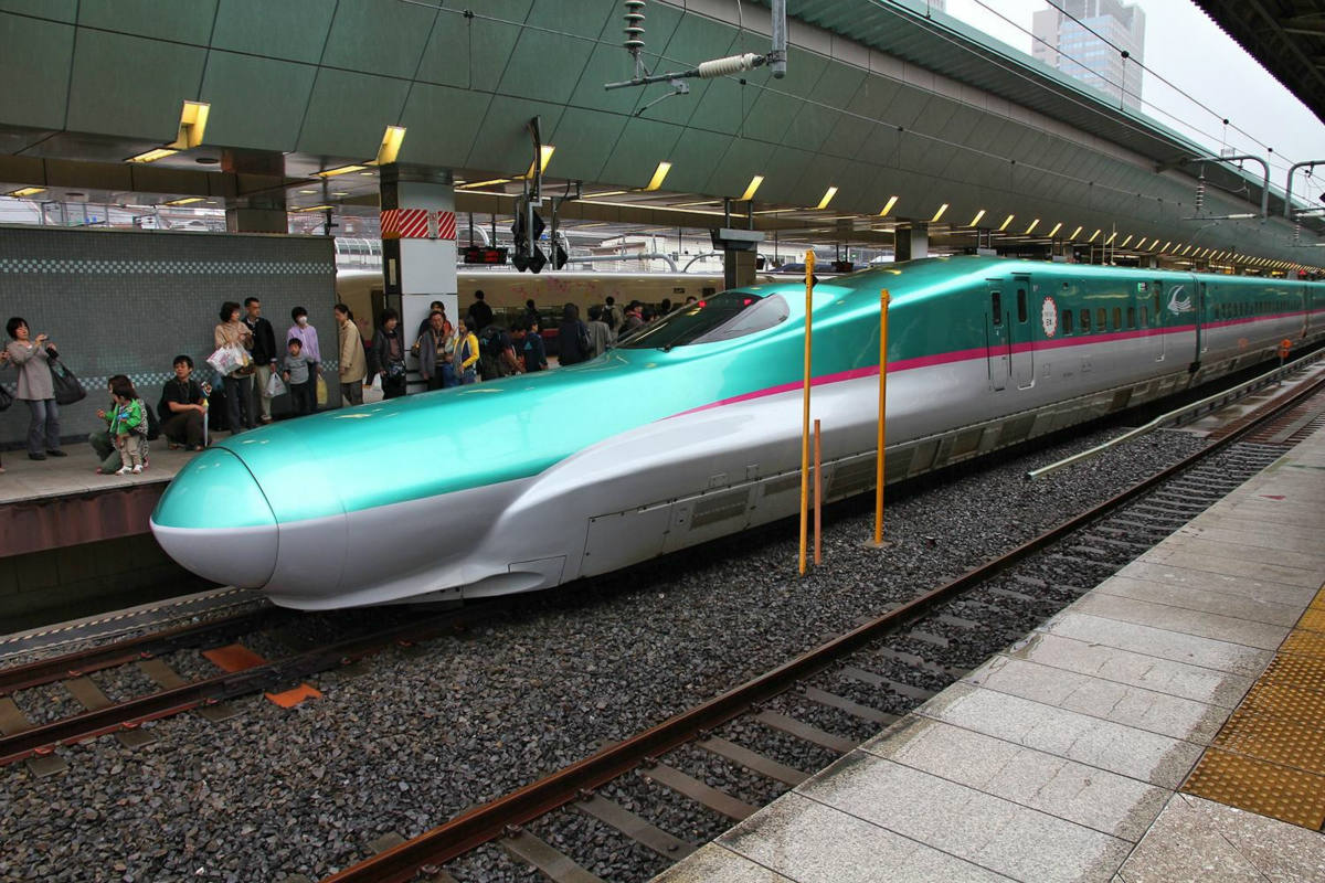 Solve Japan's Shinkansen Hayabusa jigsaw puzzle online with 96 pieces