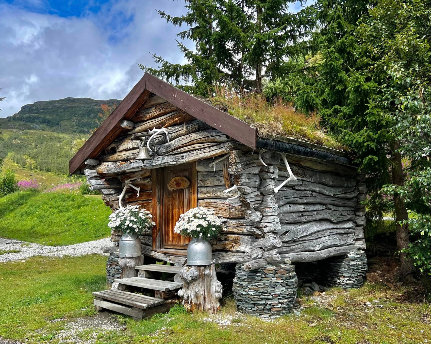 Solve Cabin jigsaw puzzle online with 63 pieces