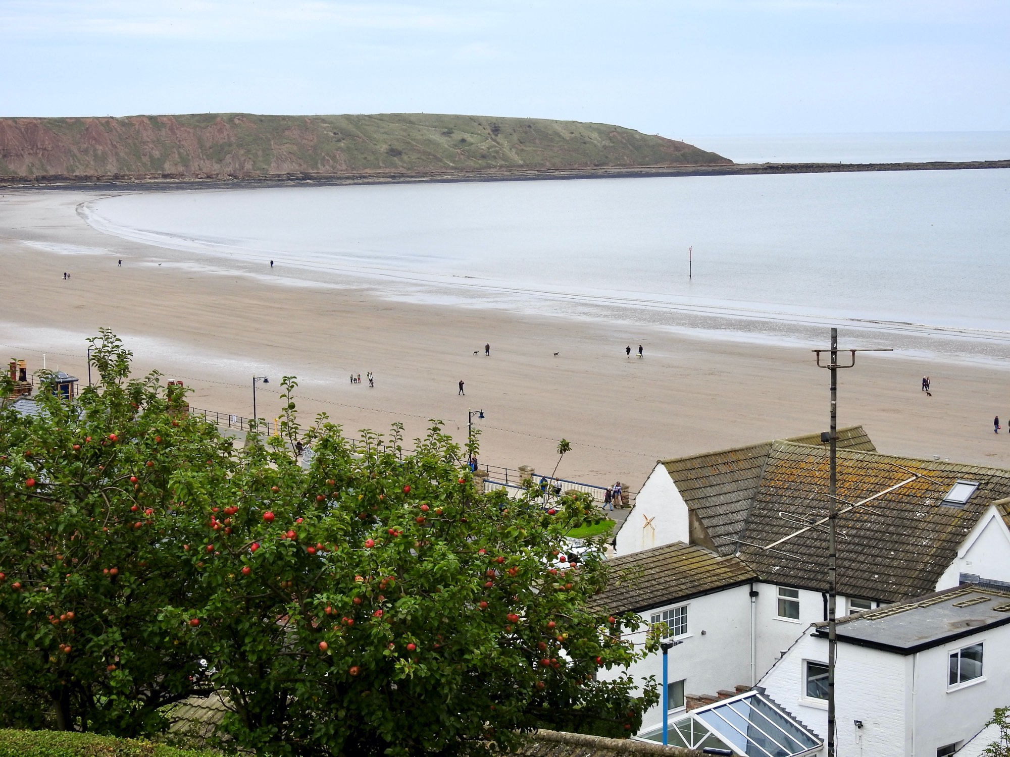 Solve Filey Bay jigsaw puzzle online with 99 pieces