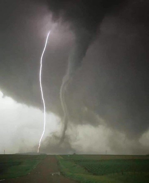 Solve Tornado and Lightning jigsaw puzzle online with 63 pieces