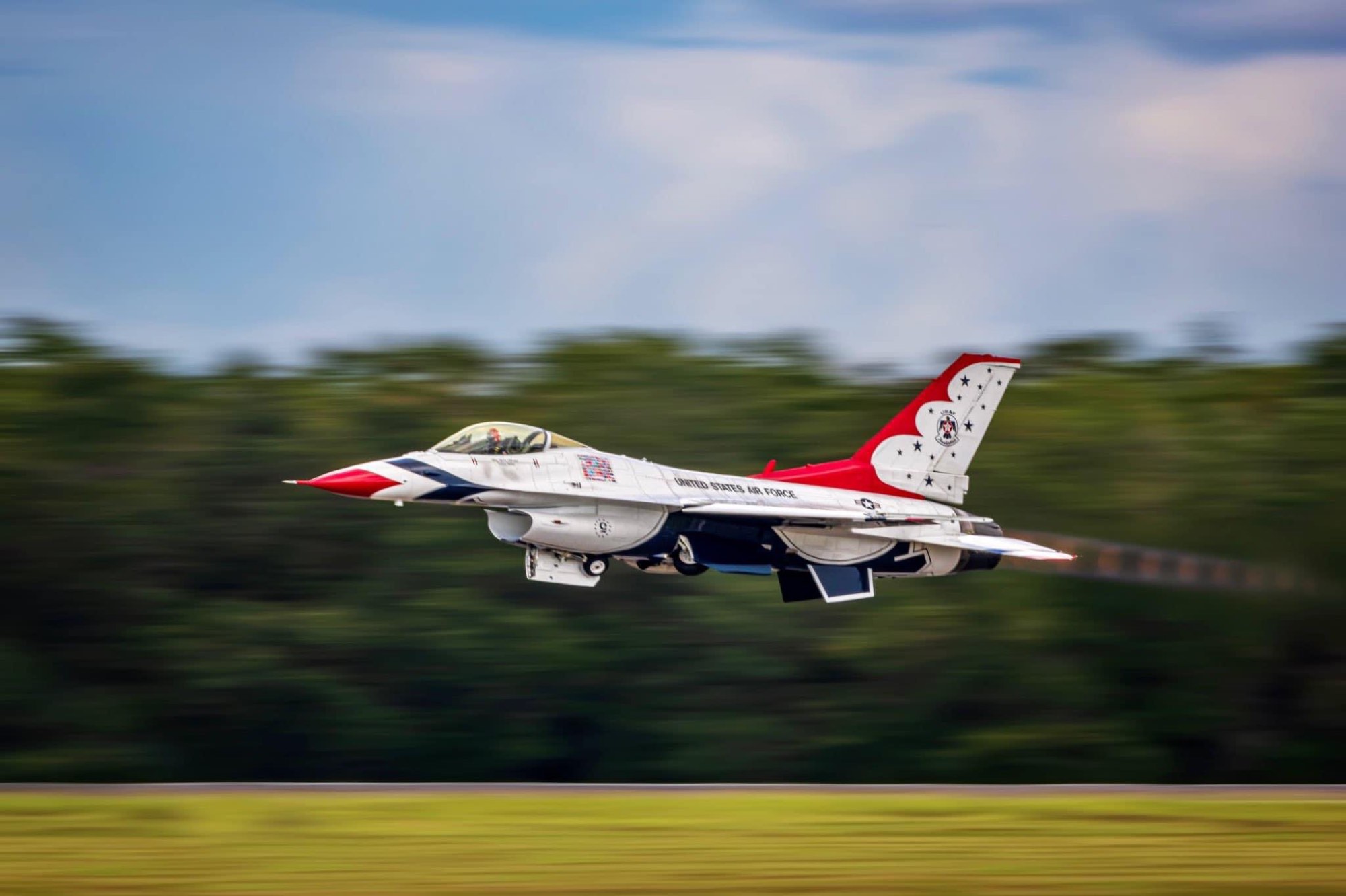 Solve USAF Thunderbird #5 on takeoff. jigsaw puzzle online with 150 pieces