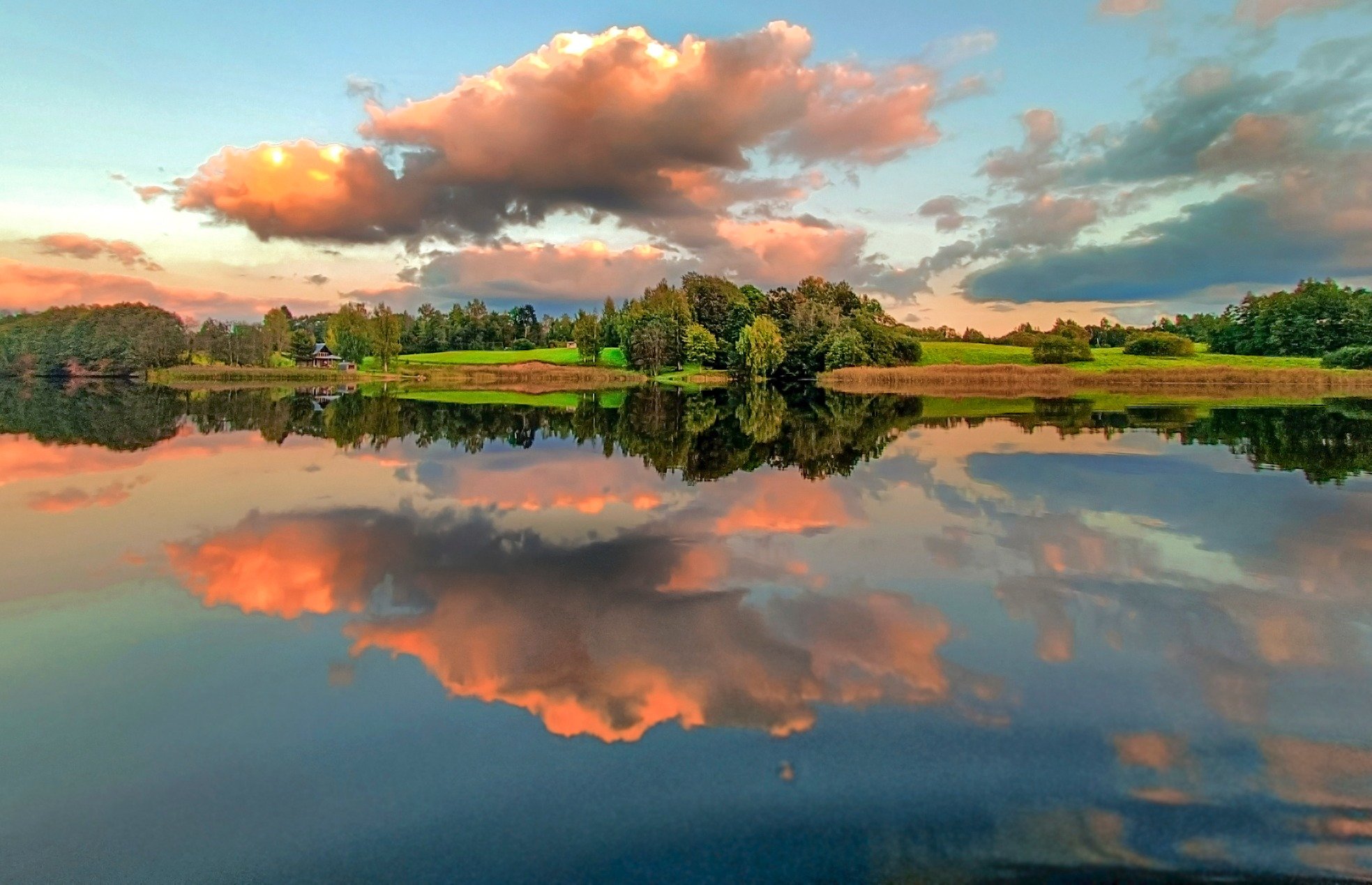 Solve reflections jigsaw puzzle online with 126 pieces