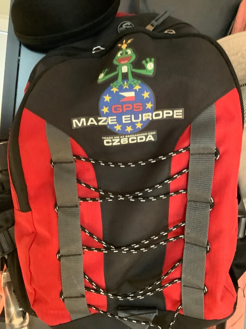 Solve unimoggers’ geocaching backpack jigsaw puzzle online with 63 pieces