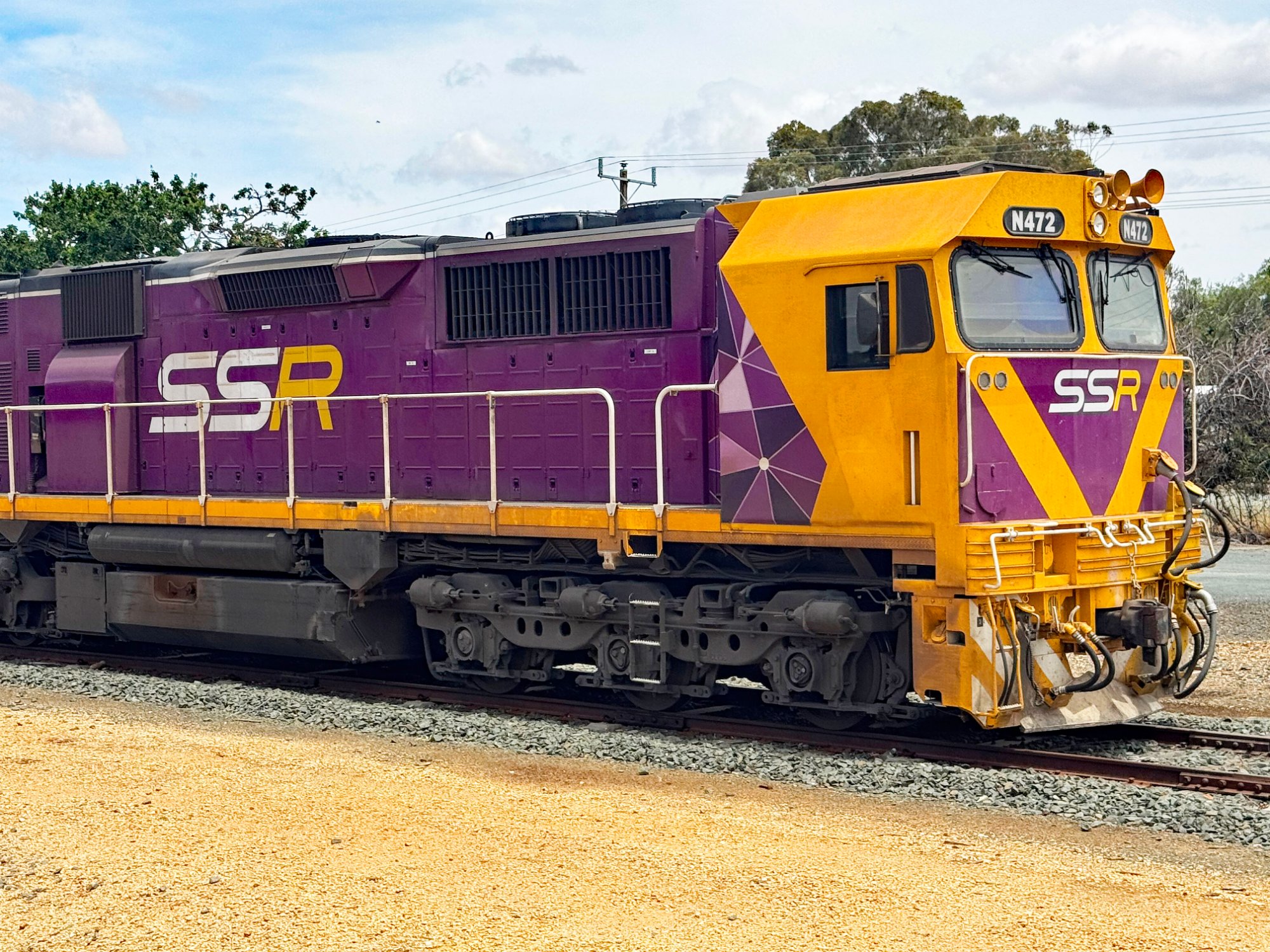 Solve Diesel Train SSR 472 jigsaw puzzle online with 99 pieces