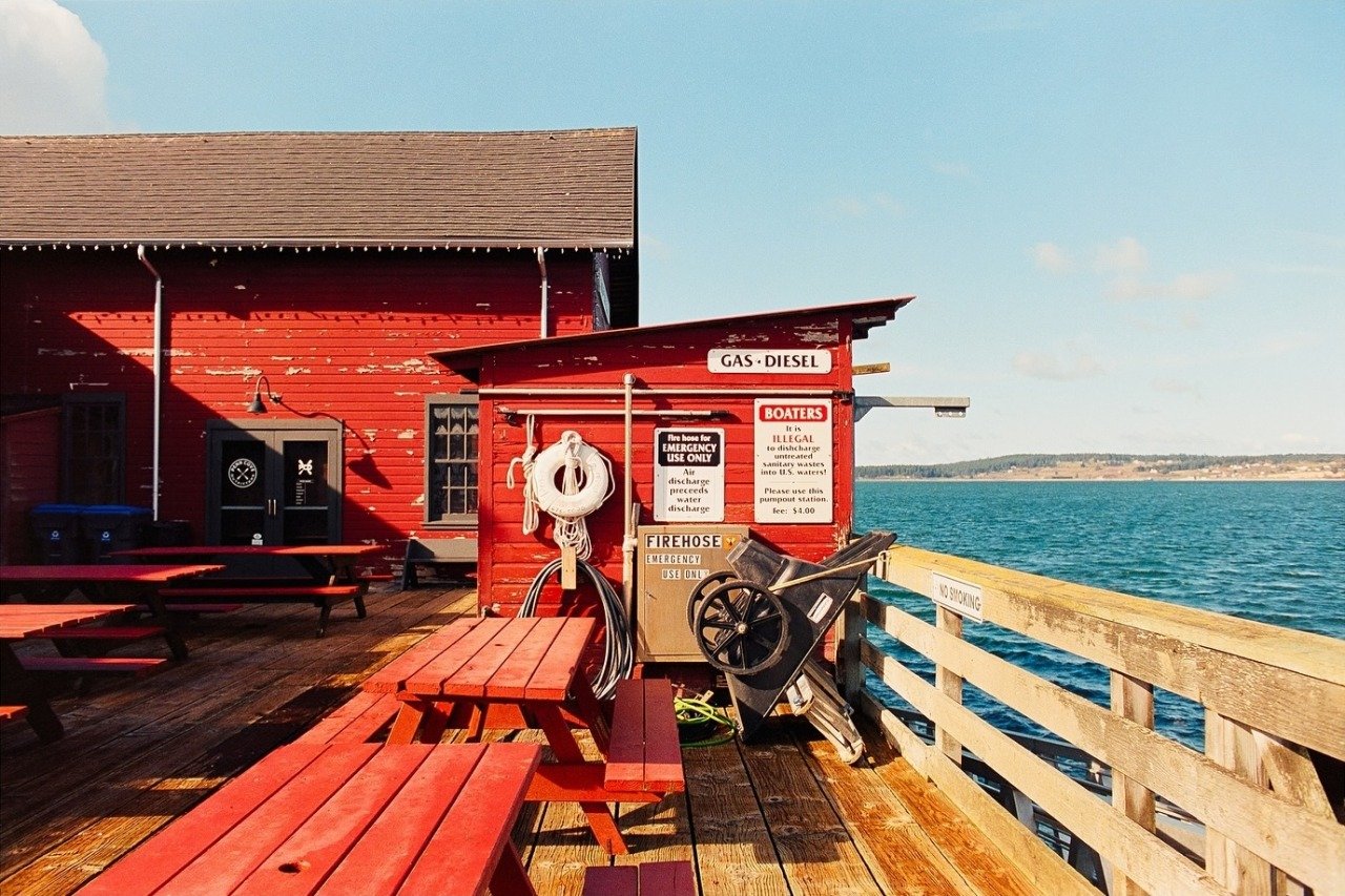 Solve The red dock jigsaw puzzle online with 35 pieces