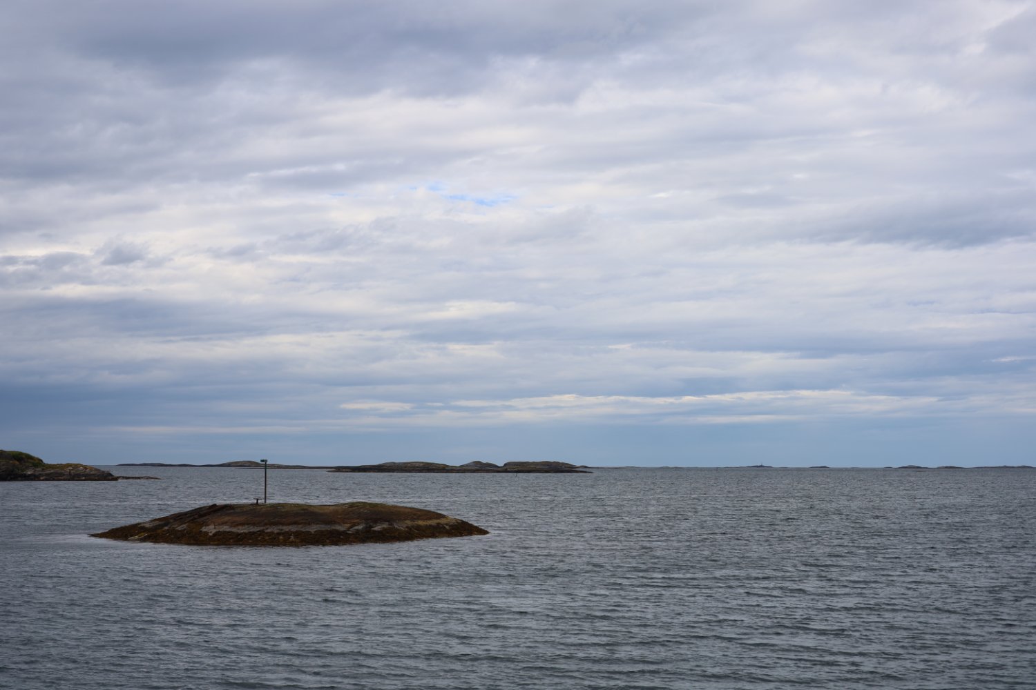 Solve Sailing mark jigsaw puzzle online with 12 pieces