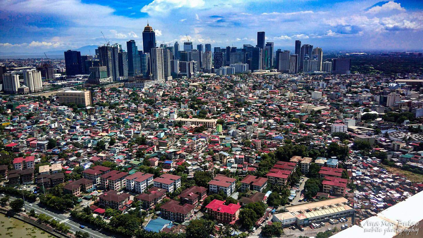 Solve Typical Filipino City jigsaw puzzle online with 336 pieces