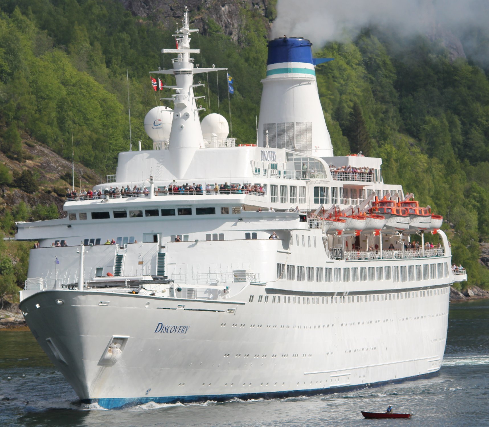 Solve RR_#0146 Cruise ship Discovery in Gerainger Fjord, Norway jigsaw ...