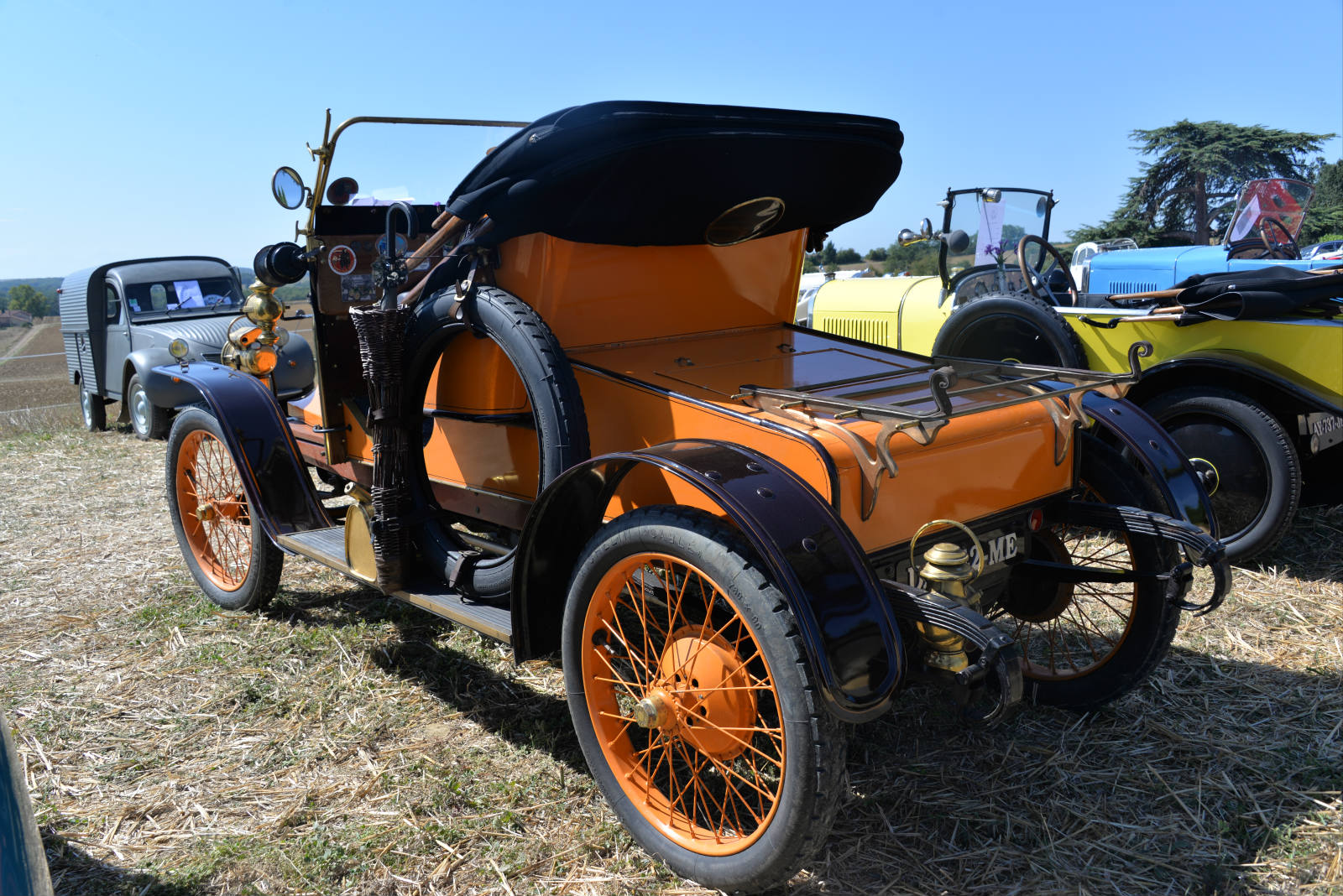 Solve Nice old car, Gers, France jigsaw puzzle online with 330 pieces