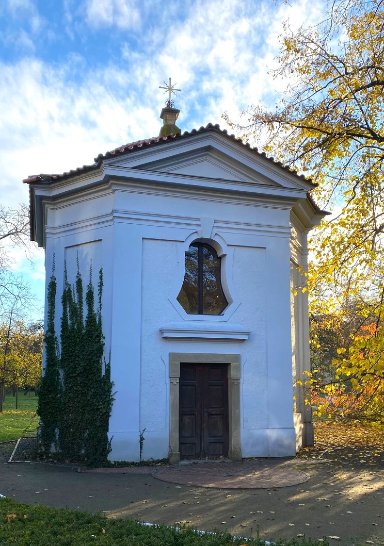 Solve Kaple svaté Terezie z Avily jigsaw puzzle online with 12 pieces