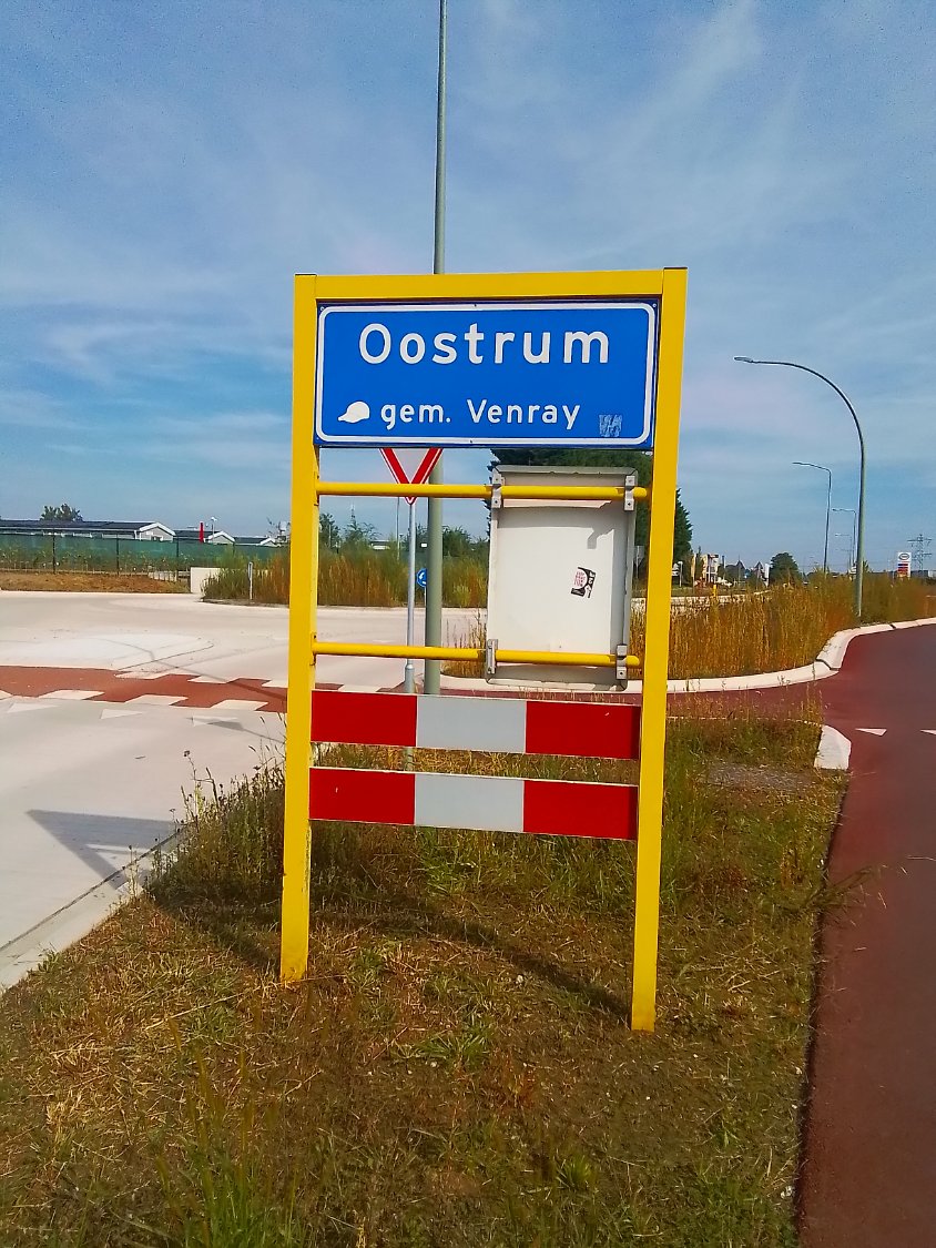 Solve Oostrum Limburg Netherlands jigsaw puzzle online with 12 pieces