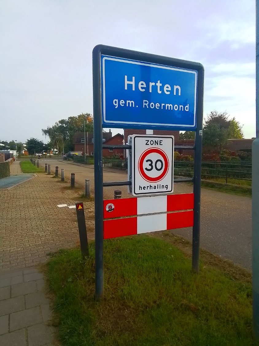 Solve Herten Limburg Netherlands jigsaw puzzle online with 12 pieces