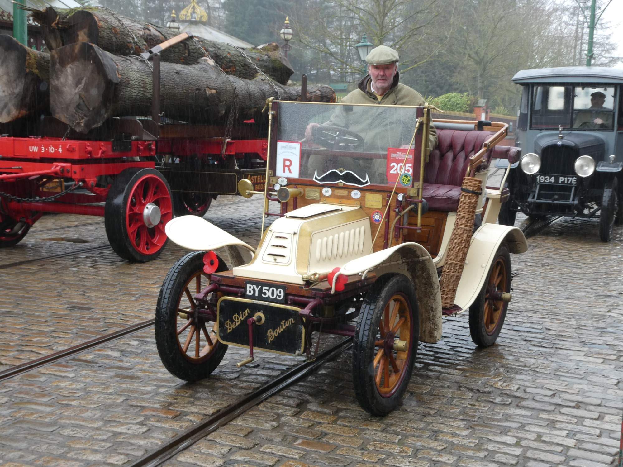 Solve 1905 De Dion Bouton Model-Y jigsaw puzzle online with 204 pieces