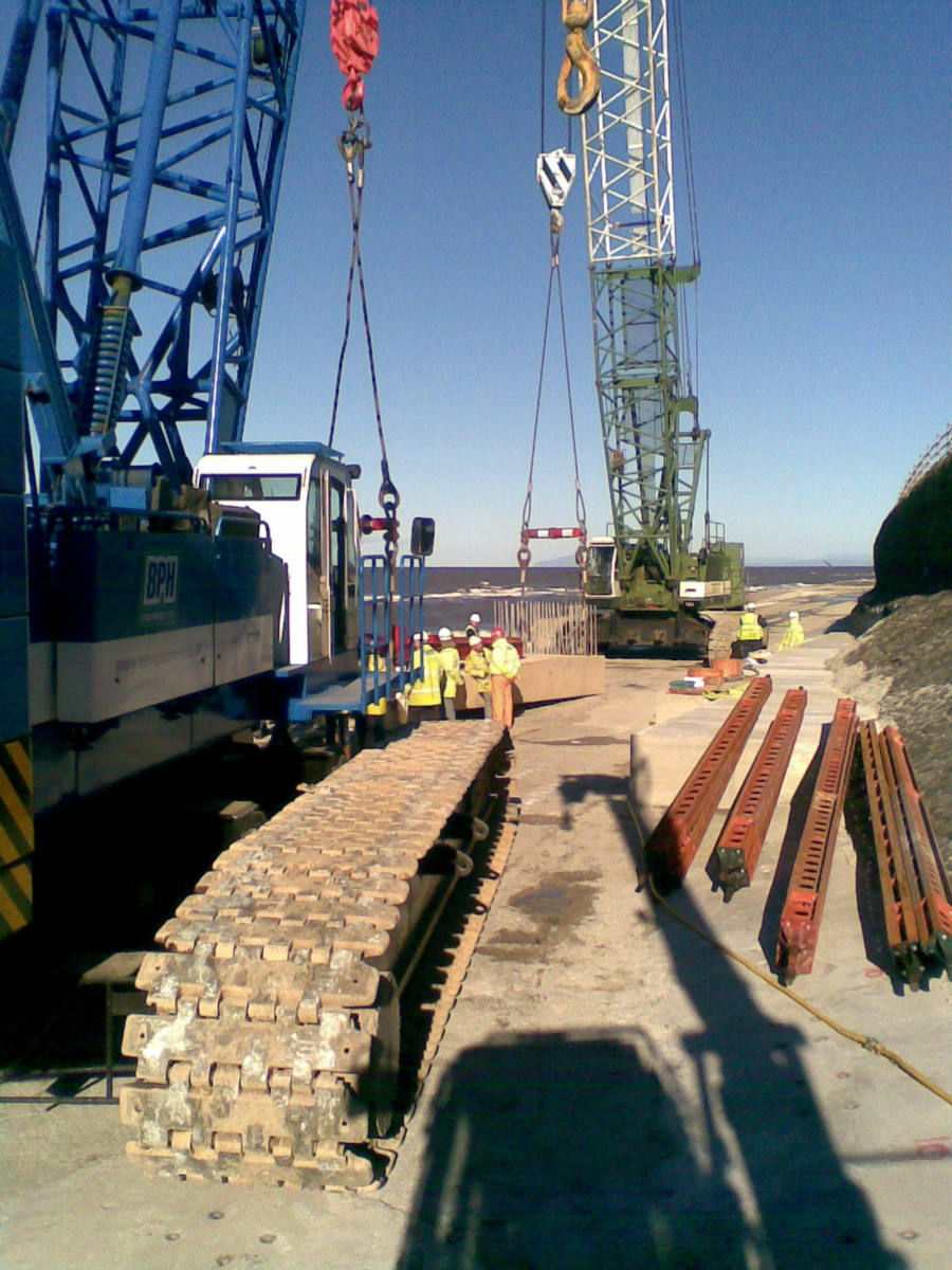 Solve TANDEM LIFT jigsaw puzzle online with 130 pieces