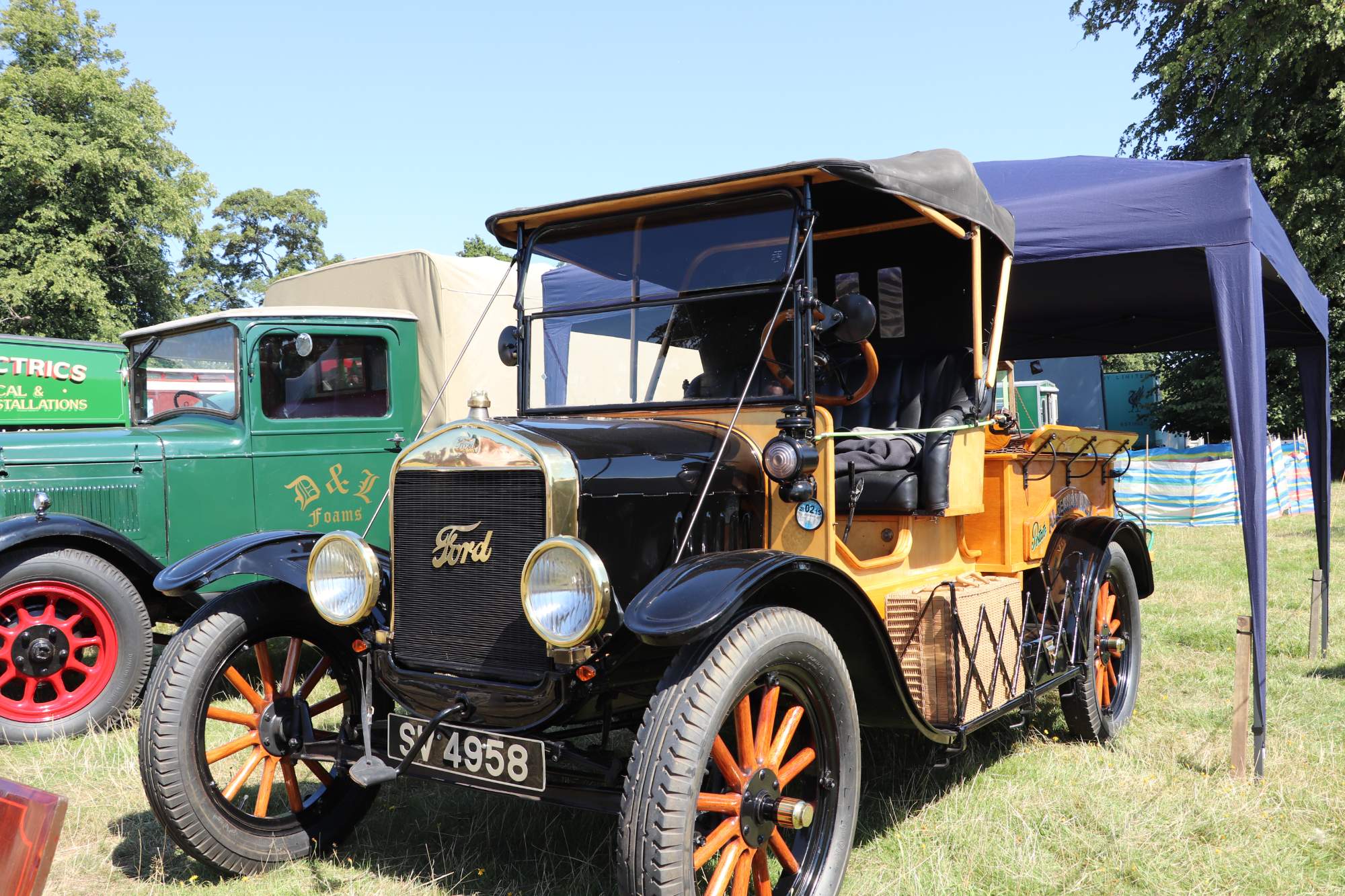 Solve Model T Pickup Truck jigsaw puzzle online with 330 pieces