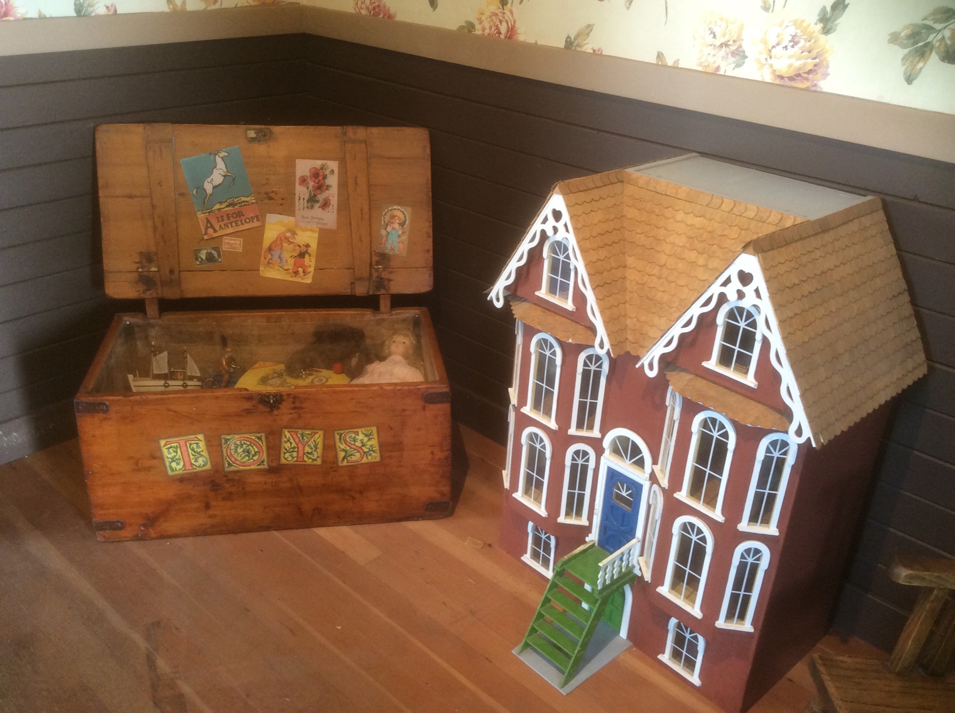 Solve Vintage Dollhouse & Toy Box 🇨🇦 jigsaw puzzle online with 70 pieces