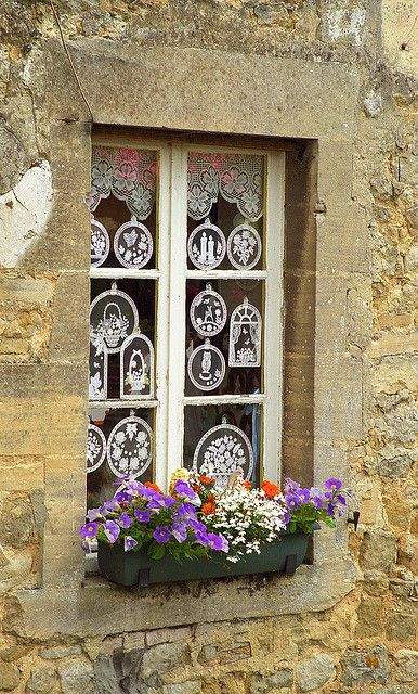 Solve BEAUTIFUL WINDOW jigsaw puzzle online with 60 pieces