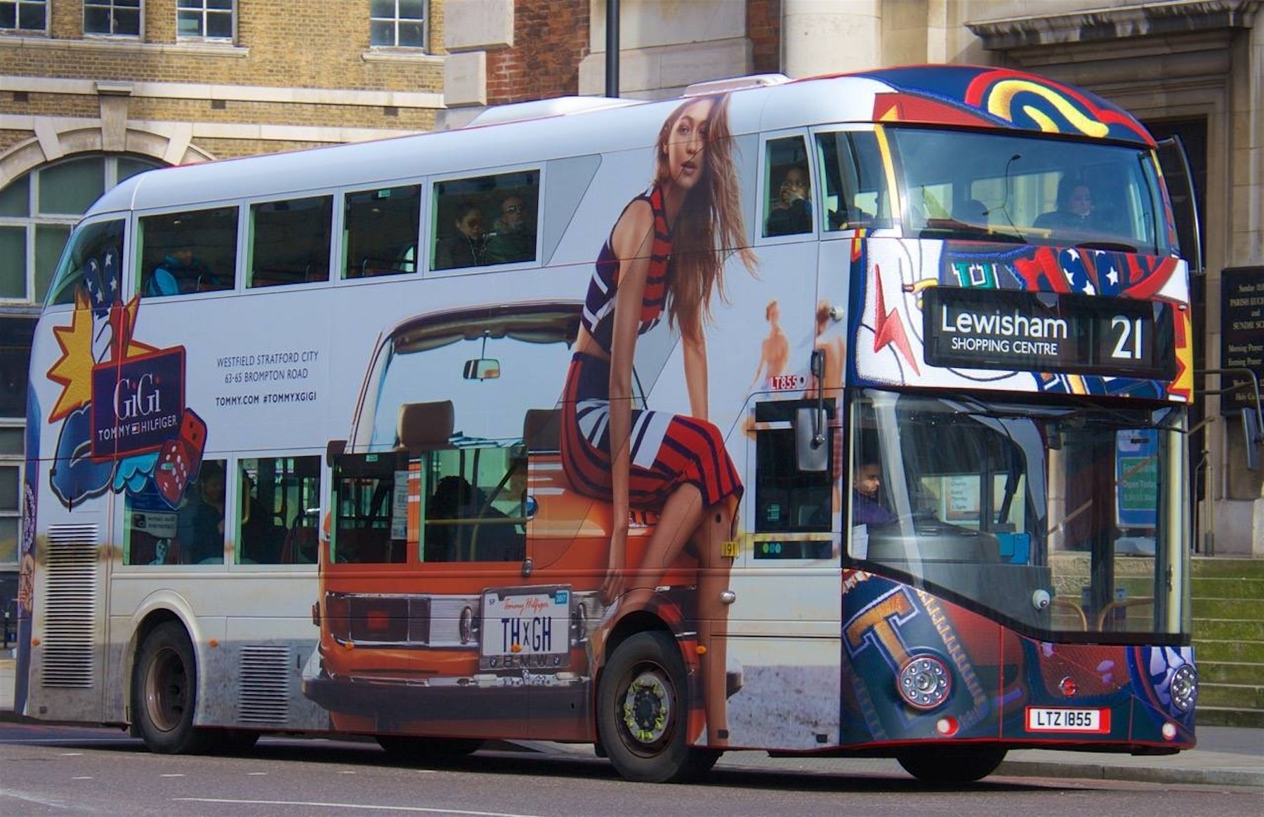 Solve Rolling billboard jigsaw puzzle online with 600 pieces