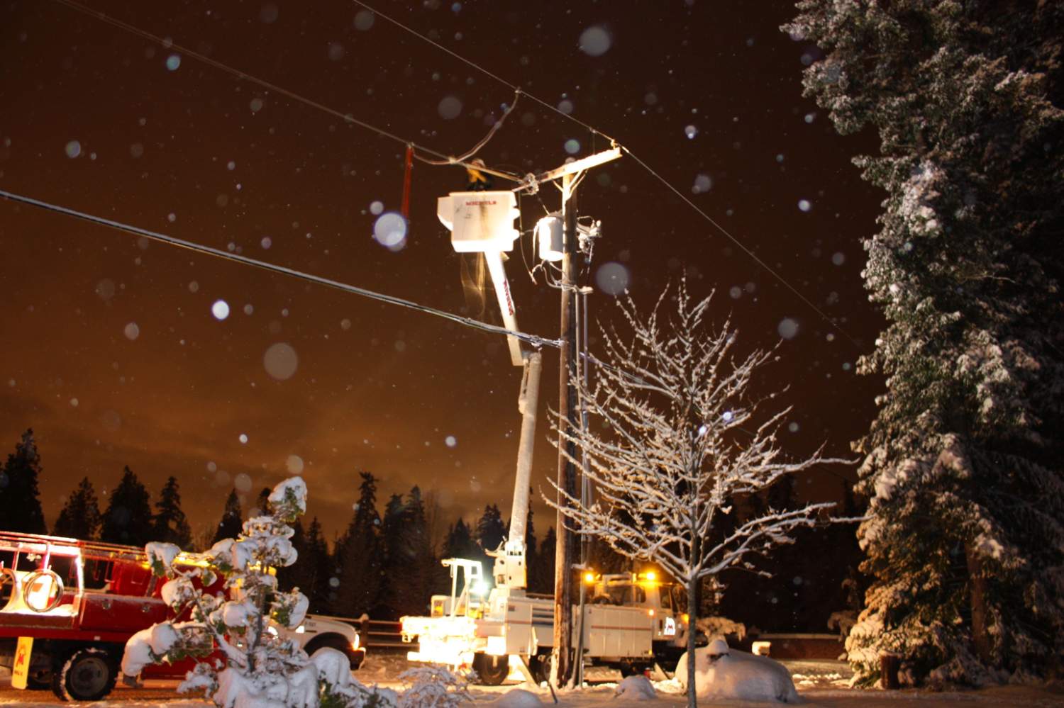 Solve Fixing Powerline.at night jigsaw puzzle online with 70 pieces