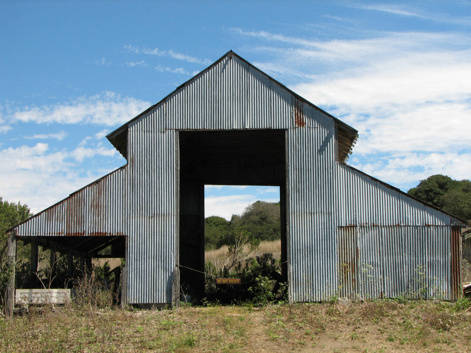 Solve barn @ Elkhorn Slough jigsaw puzzle online with 336 pieces