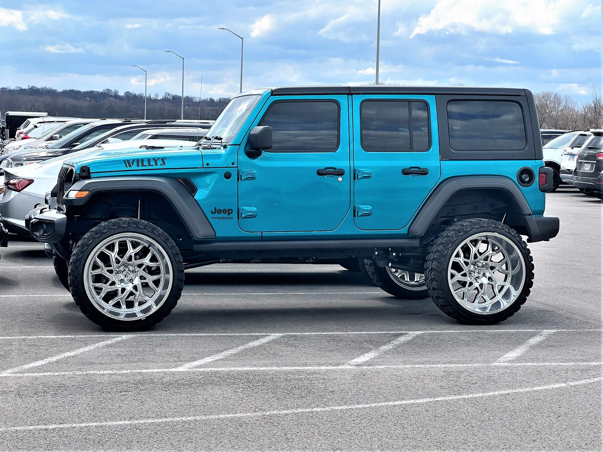 Solve Jeep jigsaw puzzle online with 594 pieces