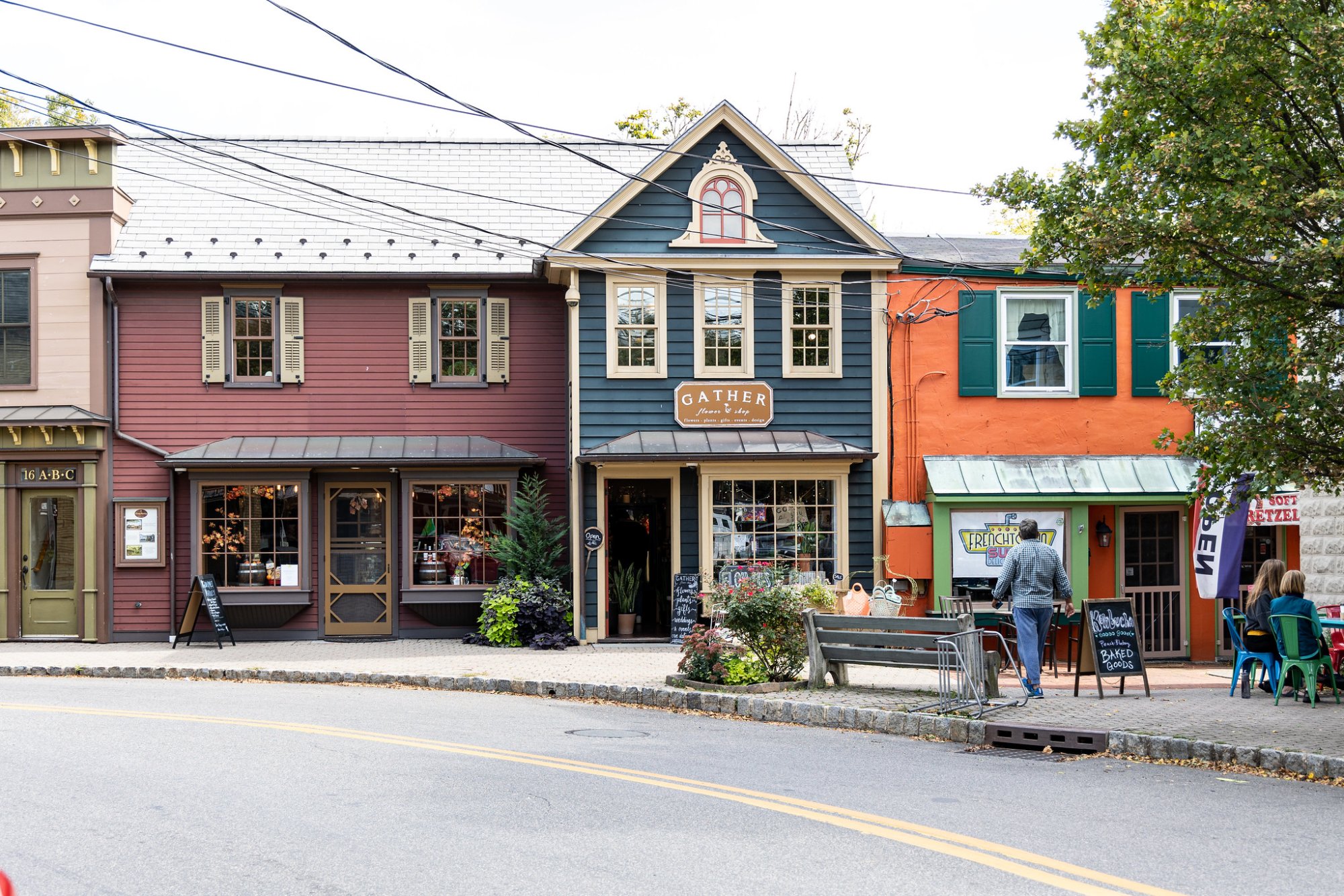Solve Frenchtown, New Jersey, USA jigsaw puzzle online with 600 pieces