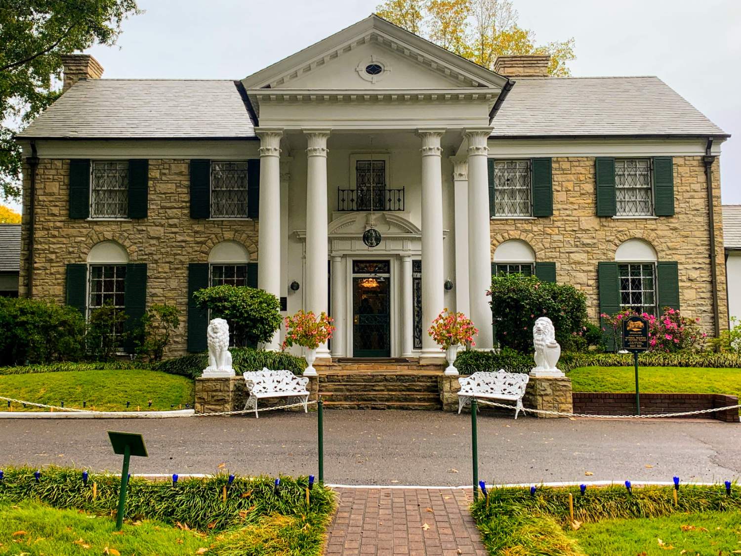 Solve Graceland Mansion jigsaw puzzle online with 108 pieces