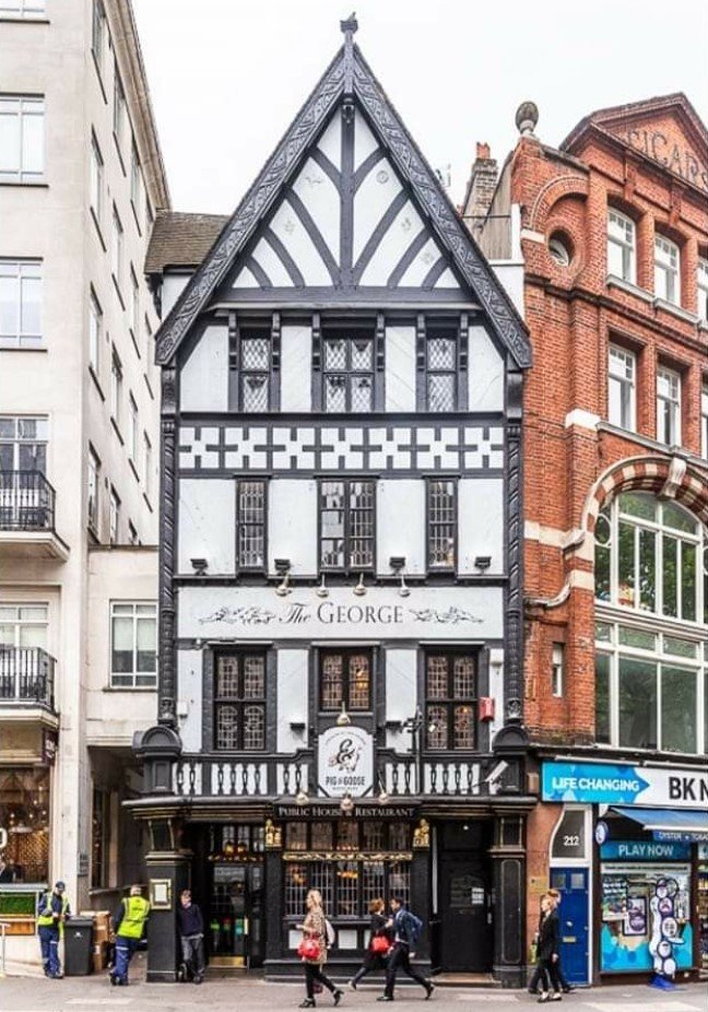 Solve The George pub, Strand, London jigsaw puzzle online with 77 pieces