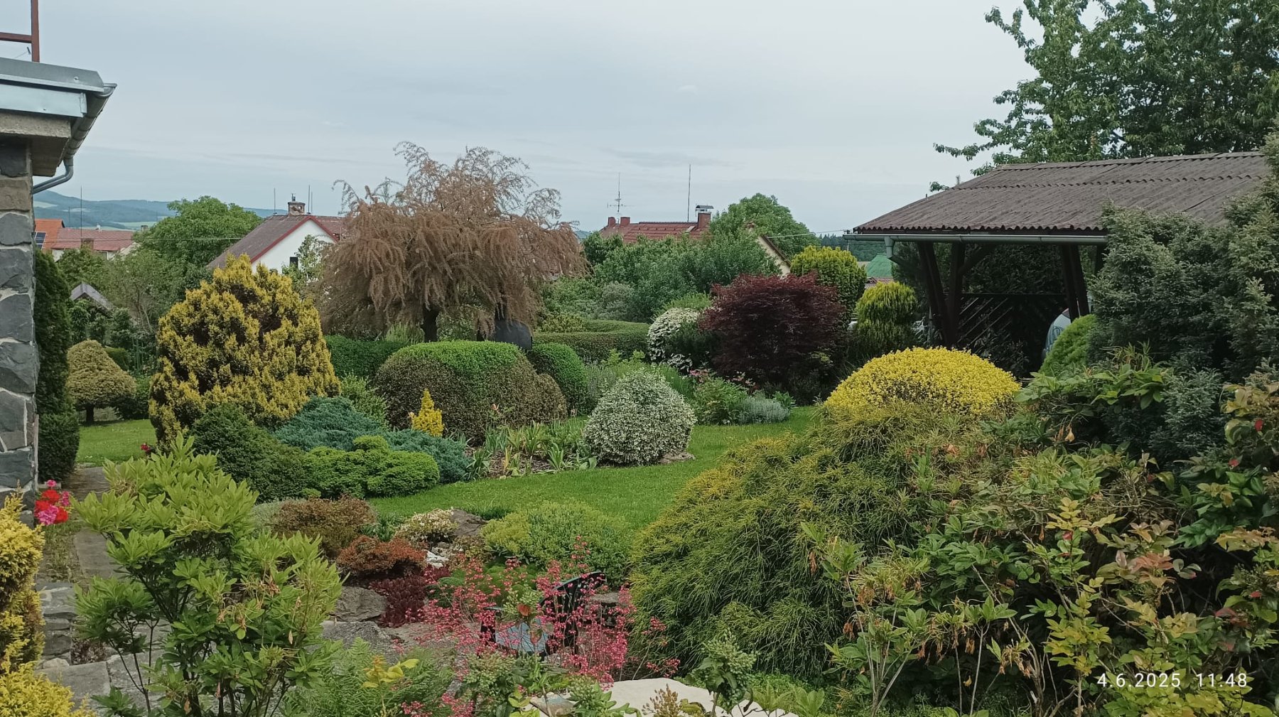 Solve Pohled přes plot jigsaw puzzle online with 45 pieces