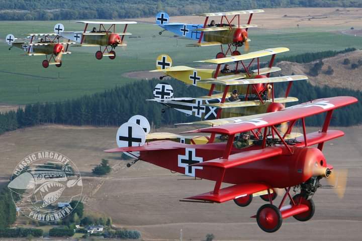 Solve Vintage fly past jigsaw puzzle online with 24 pieces