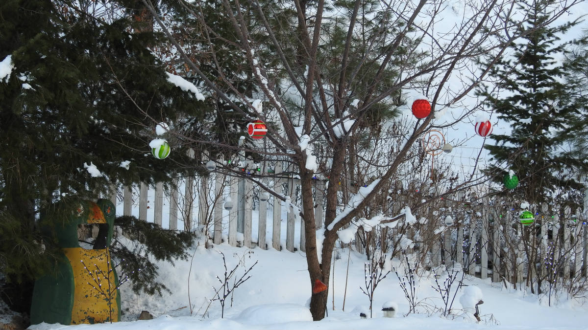 Solve Garbage Gobbler Hiding jigsaw puzzle online with 40 pieces