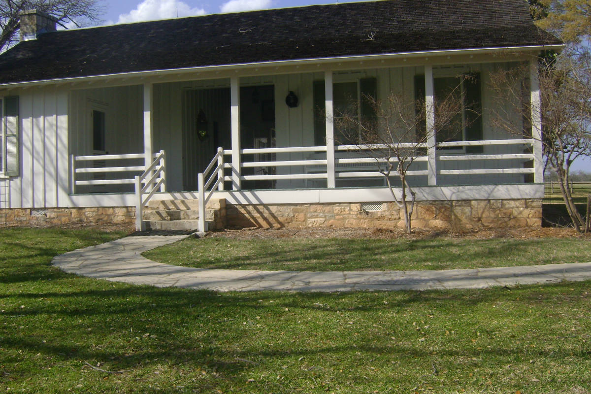 Solve House on the LBJ Ranch in Texas jigsaw puzzle online with 96 pieces