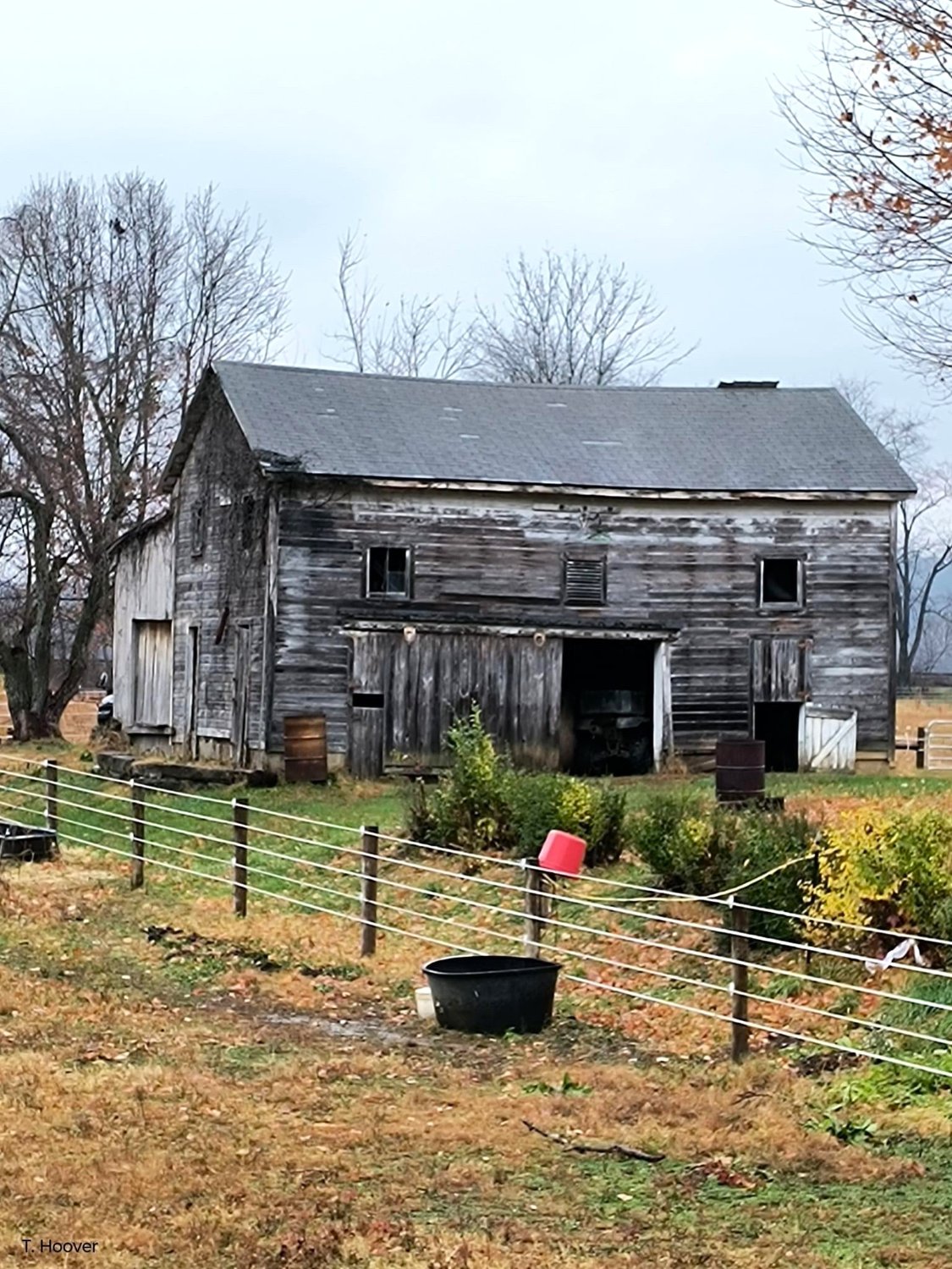 Solve A weathered old horse farm jigsaw puzzle online with 108 pieces
