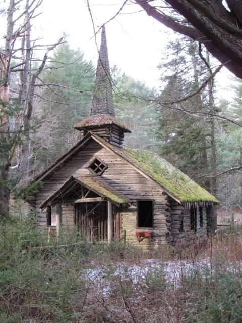 Solve church puzzle jigsaw puzzle online with 88 pieces