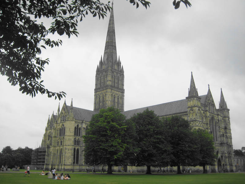 Solve Salisbury Cathedral jigsaw puzzle online with 12 pieces