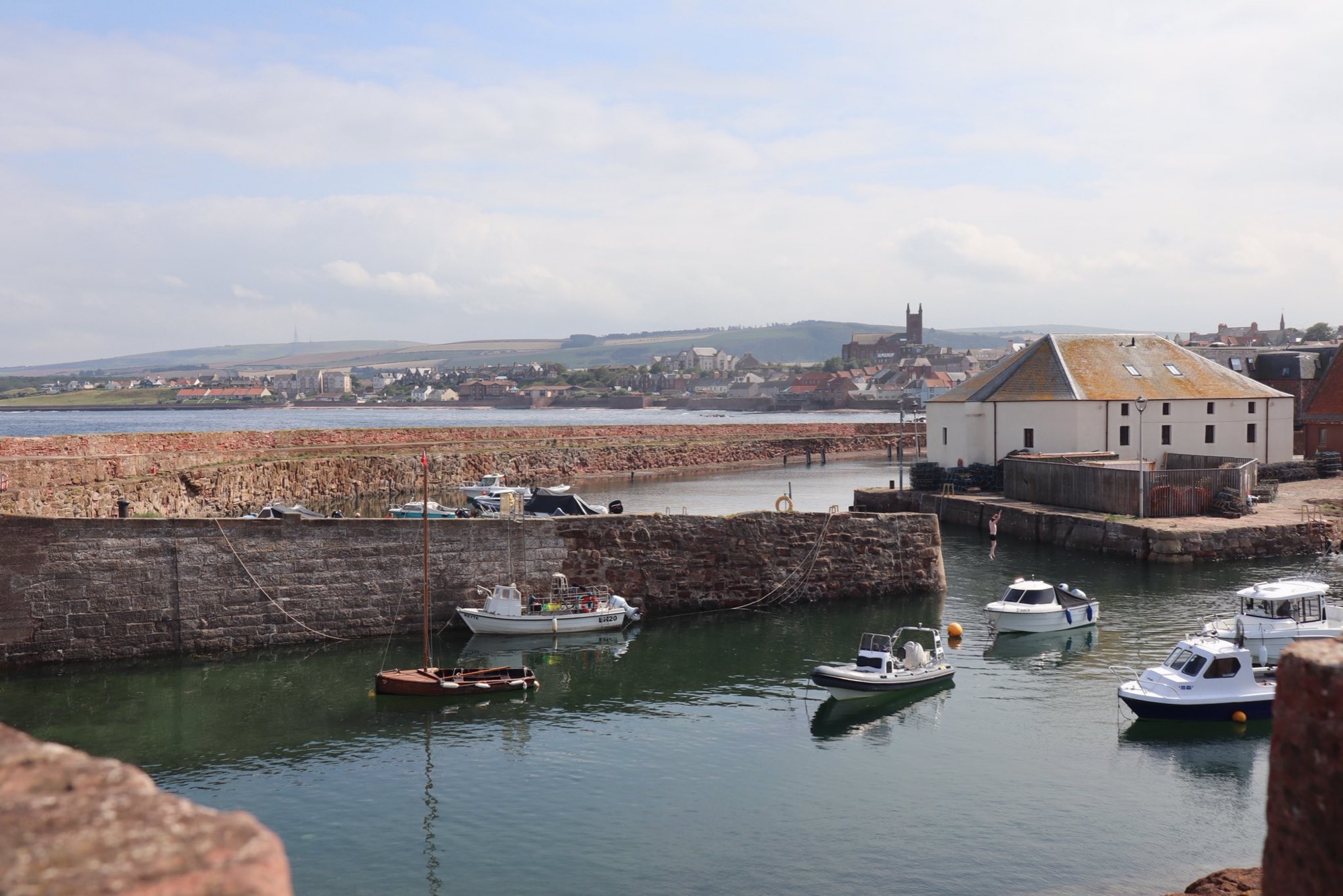 Solve The Old Harbour, Dunbar jigsaw puzzle online with 352 pieces