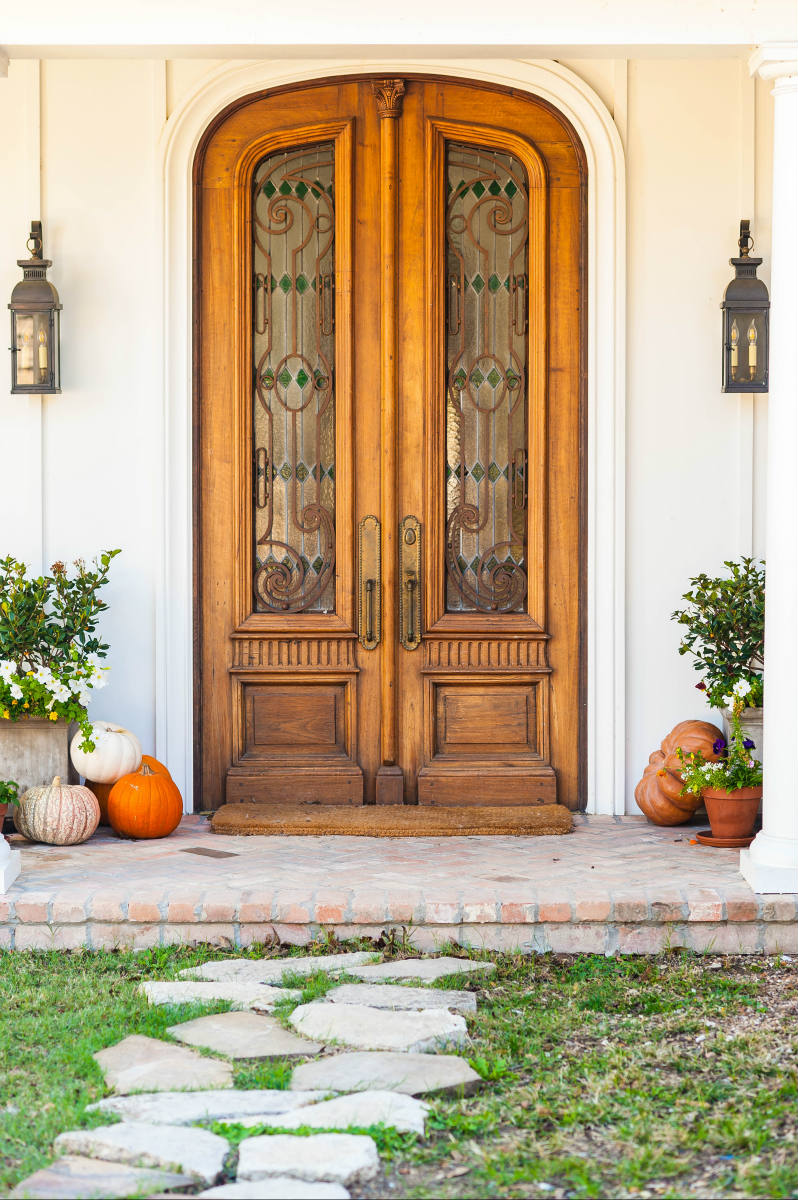 Solve Doorway and Pumpkins jigsaw puzzle online with 216 pieces