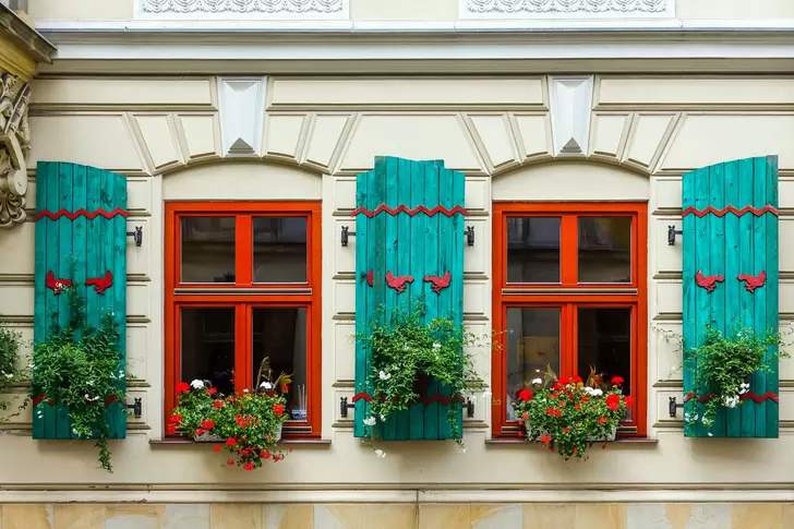 Solve BEAUTIFUL WINDOW jigsaw puzzle online with 70 pieces